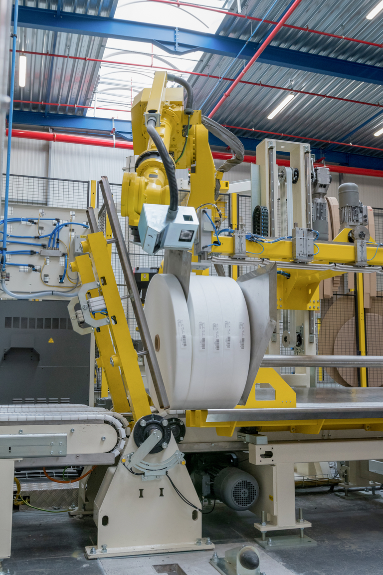 Handling en verpakking van nonwoven rollen voor TWE. | fraxinus